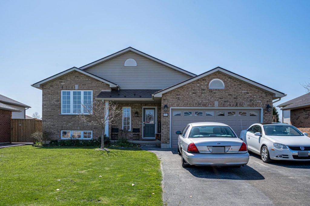 21 Mapleview Dr, Hagersville ON - Michael St. Jean Realty