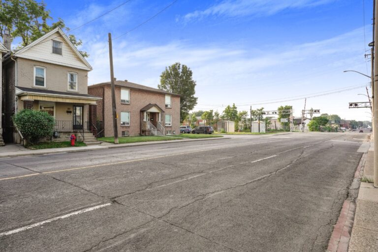 317 Wentworth St N, Hamilton ON - Michael St. Jean Realty